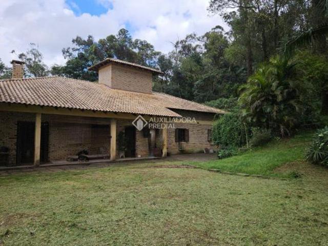 Casa térrea gigante. Com 5 quartos e patio com mais de 2.800m²