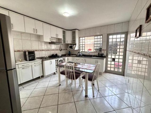 Casa térrea, Guará II, 3 quartos, 1 suíte com hidromassagem cozinha com armários