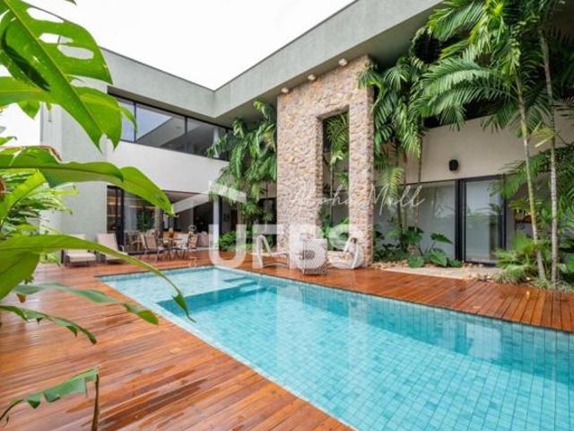 Casa térrea imponente no Jardins Milão
