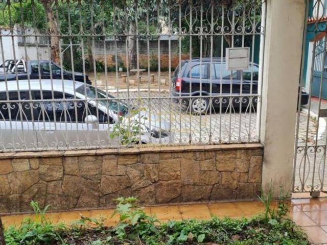 Casa térrea independente em vila fechada, a 1 quadra do metrô ampla, charmosa e cheia de potencial