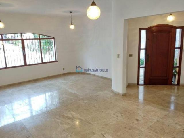Casa térrea isolada a 870m metrô Saúde. 3 dormitórios 2 suítes. 5 banheiros. 2 vagas. 255m2