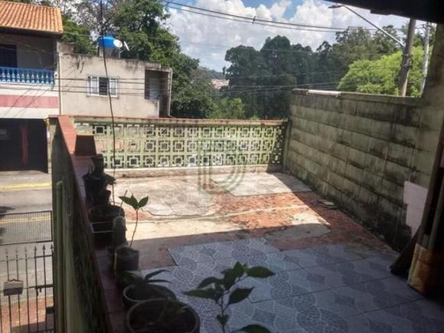 Casa térrea isolada com 2 dormitórios, sala, cozinha ampla