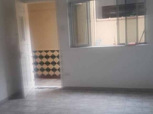 Casa térrea isolada de um lado bem localizada