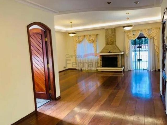 Casa térrea isolada em rua tranquila