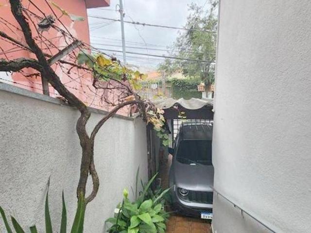 Casa térrea localizada a 2,3km do metrô Vila Sonia