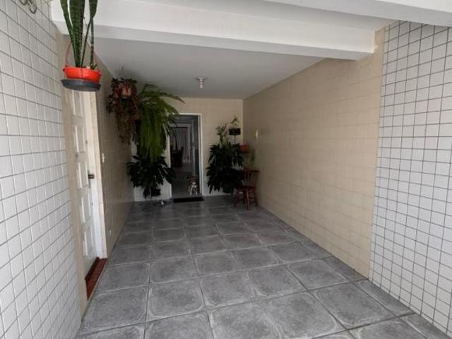 Casa térrea localizada em excelente região comercial e próxima do terminal