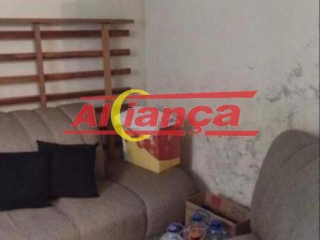 Casa térrea, localizada em região com excepcional infraestrutura.