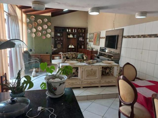 Casa Térrea Lote Inteiro Casa de Rua com 3 Quarto s à Venda por R$ 750000.00 no setor Jardim Atlâ