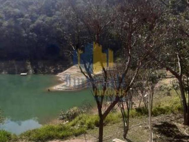 Casa térrea madeira Condomínio fechado Igaratá 3 dormitórios s/ 1 suíte SP