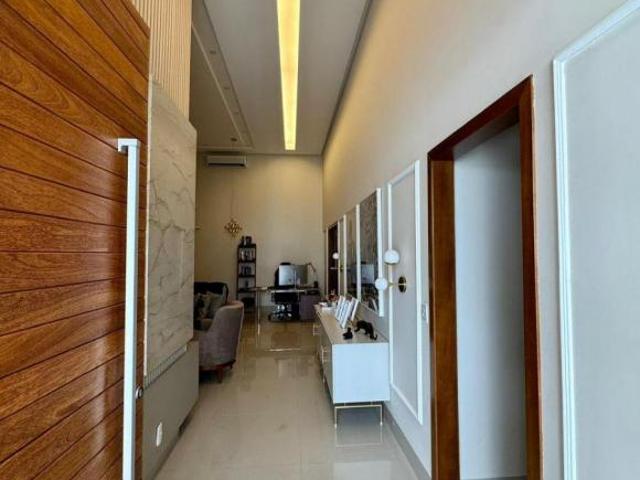 Casa térrea mobiliada, com 272m² de construção em lote de 570m²,4 quartos, sendo 3 suítes