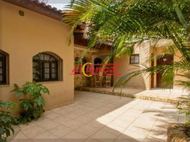 Casa térrea mobiliada com 300 m2 na Vila Galvão