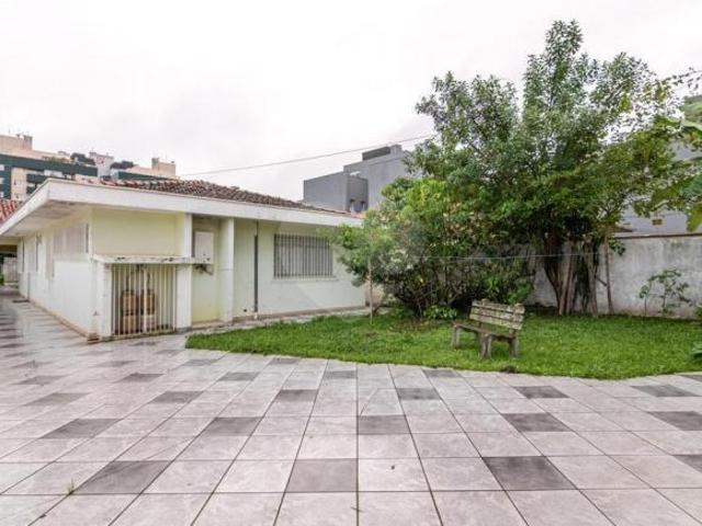 Casa térrea mobiliada com 3 quartos e 6 vagas de garagem