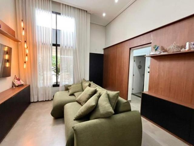 Casa Térrea Moderna com Piscina e Ambientes Integrados no Portal Ville – Jardim Europa