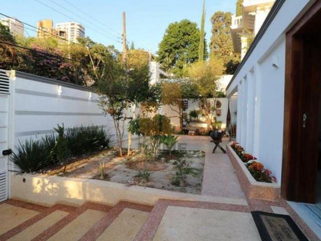 Casa térrea, moderna e reformada com 4 dormitórios sendo 3 suítes e 5 vagas Pacaembu