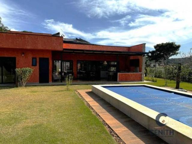 Casa Térrea Moderna porteira fechada, com 3 suítes, climatizada, gourmet!