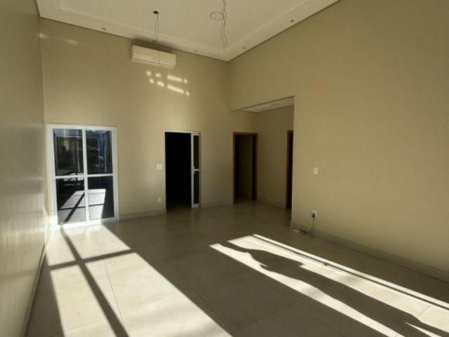 Casa térrea moderna, 3 dormitórios sendo 1 suíte, energia solar e ambientes planejados