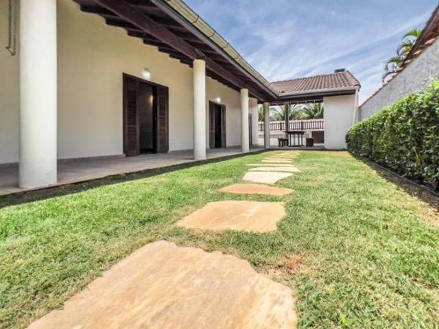 Casa terrea, Morada da Praia. Com 4 suites, piscina, churrasqueira