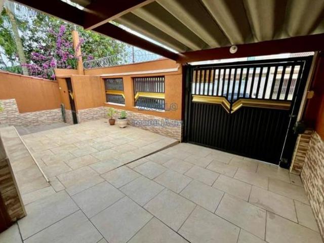 Casa térrea muito bem conservada em um terreno 10x25 no Parque Espacial em São Bernardo do Campo