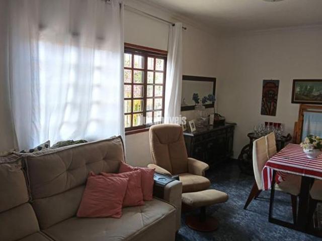 CASA TÉRREA MUITO BEM CONSERVADA NO JARDIM DA PEDREIRA