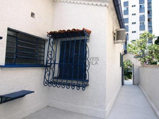 Casa térrea na Vila Mariana, com 180m2 de área construída, 5 dormitórios, 3 vagas de garagem