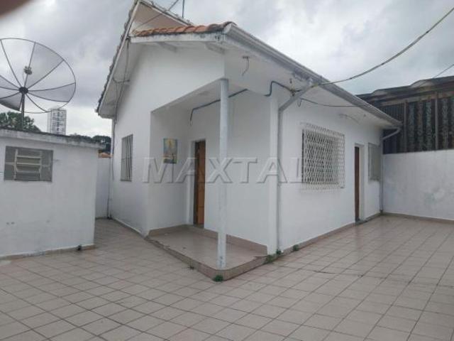 Casa térrea na Vila Aurora com 1 dormitório e 2 vagas, ótima localização. Agende ja sua visita!