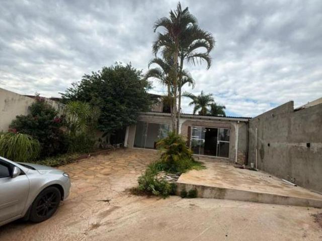 Casa térrea na laje em condomínio fechado no conjunto 05 arniqueira