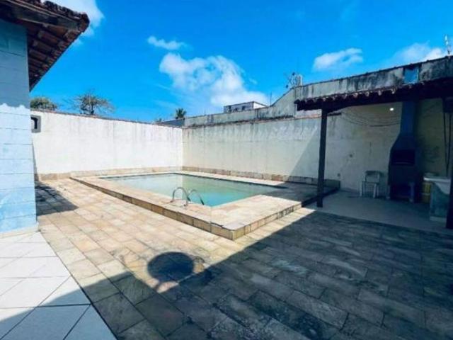 Casa térrea na Praia da Enseada lado praia, 450 metros do mar
