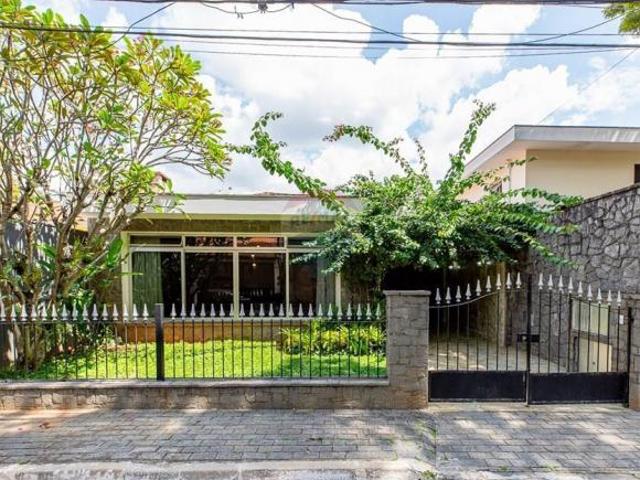 Casa Térrea no bairro do Alto da Boa Vista, com 3 quartos, 1 suíte, ampla sala com lareira, espa