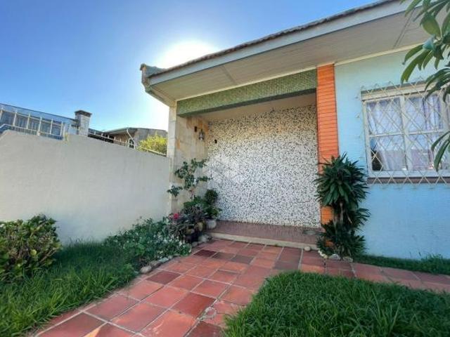Casa térrea no bairro Tristeza, 1 vaga de garagem fechada 2 casas no terreno