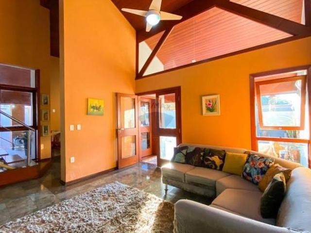 Casa térrea no centro de Mogi Mirm área gourmet com piscina R$ 950.000,00