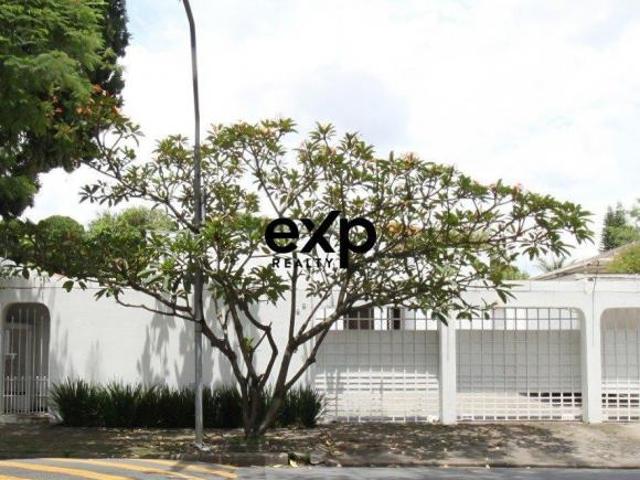 Casa térrea no City Caxingui para viver em paz: piscina, área gourmet, quintal amplo e canil, a 500m