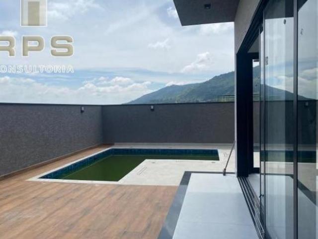 Casa térrea no condomínio Água Verde em Atibaia, 3suítes sendo 1 delas com closet, piscina, espaço