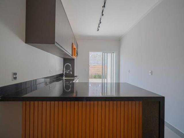 Casa Térrea no Condomínio Lago dos Pássaros – 3 Dormitórios, Lazer Completo em Cotia, São Paulo/SP