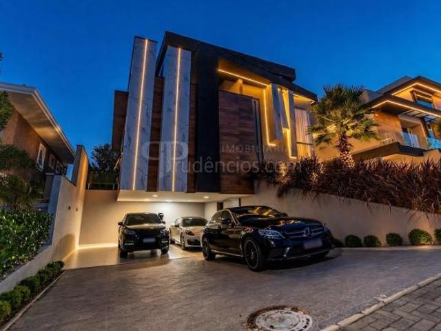 Casa Térrea no Condomínio Pineland: 350m² Porteira Fechada e Piscina Aquecida