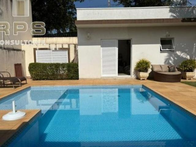 Casa térrea no Condomínio Shambala 2 com 3 suítes, sala de estar e lareira, cozinha integrada com ár