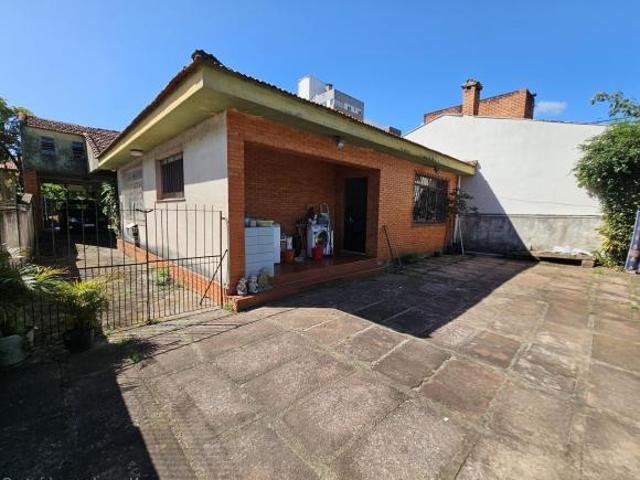 Casa térrea no coração do bairro Tristeza com terreno de 840,00m² excelente localização, ideal para