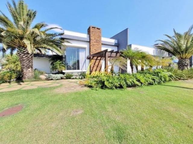 Casa térrea no Enseada com piscina aquecida e 4 suítes