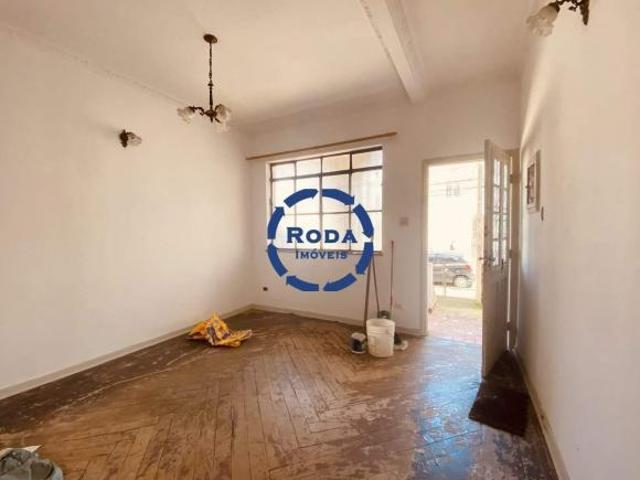 Casa Térrea no Gonzaga, Santos: Ampla, com Quintal e Potencial de Valorização!