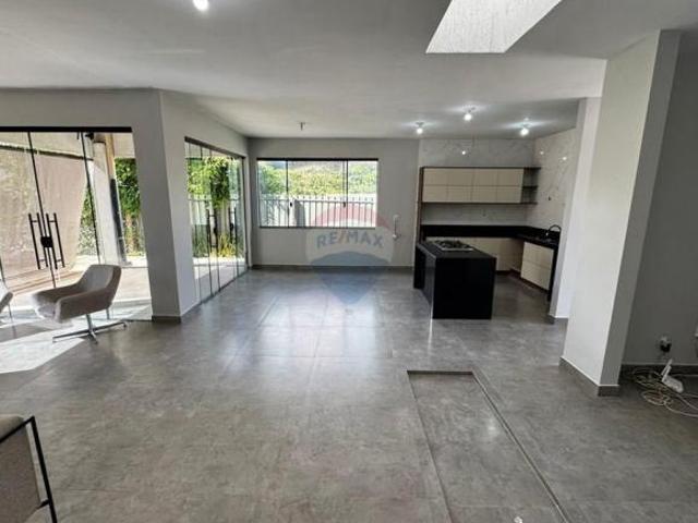 Casa Térrea no Jardim Botânico com 190m² Construídos em Lote Plano de 663m² em Condomínio Fechado
