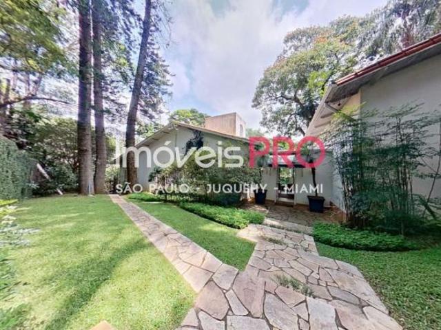 Casa térrea no Jardim Guedala, com 969m² de terreno arborizado e 4 suítes espaçosas!