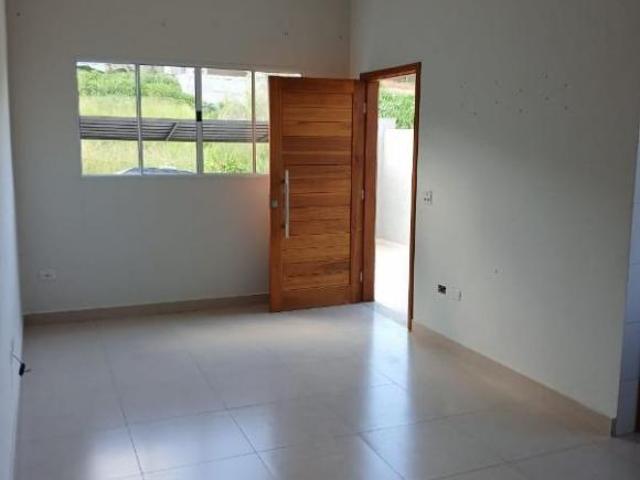 Casa térrea no Jardim do Lago em Atibaia SP. São 3 dormitórios sendo 1 suíte, sala, cozinha, lavande