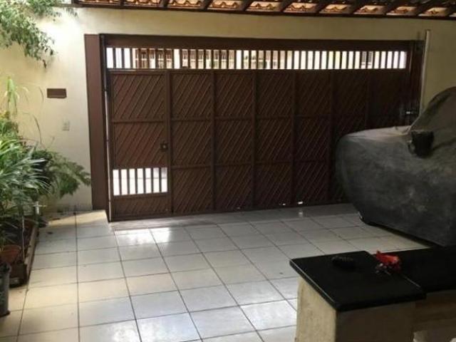 Casa térrea no Jardim Florestal, estuda permuta com apartamento