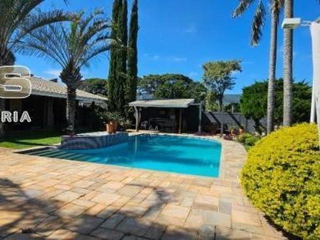 Casa térrea no Jardim Itaperi em Atibaia com 04 dormitórios sendo 02 suites