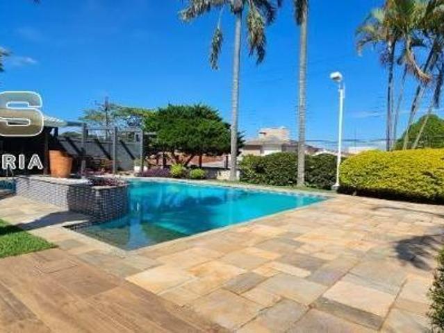 Casa térrea no Jardim Itaperi em Atibaia com 04 dormitórios sendo 02 suites