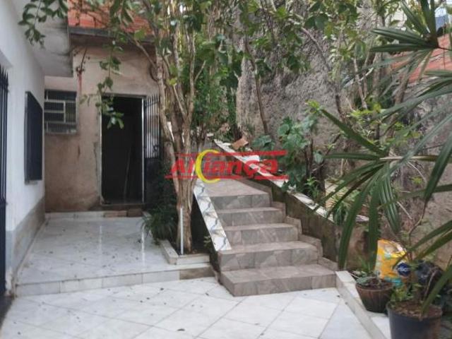 Casa térrea no Jardim Munhoz, espaçoso quintal com árvores frutíferas em uma rua bem tranquila!