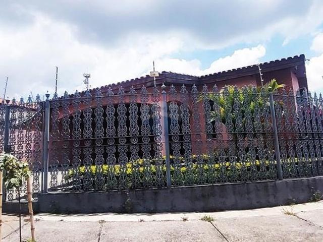 Casa térrea no Jardim Prestes de Barros Estuda Permuta com 4 quartos sendo 1 suíte, edícula aos
