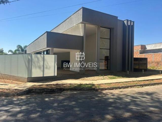 Casa Térrea no Jardim Veneza – 3 Suítes, Piscina Aquecida e Vista para a Mata!