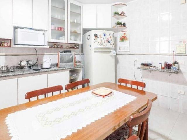 Casa térrea no Jd. Adalgisa com 250m² de terreno com 3 vagas e suíte