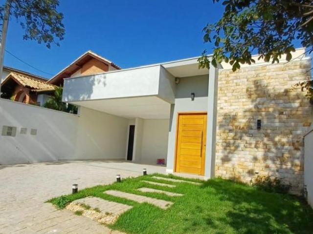 Casa Térrea Nova no Granja Olga II: Design Contemporâneo e Acabamentos Artesanais