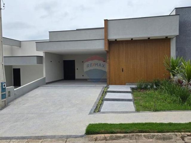Casa térrea Nova com 03 suítes, Area gourmet, Aquecimento Solar e 4 vagas de Garagem no Condomínio C